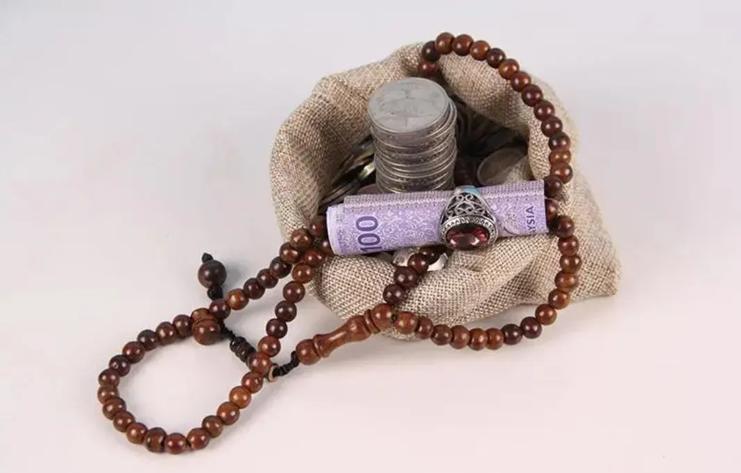 Minister rings market-opening bell to celebrate listing the Islamic ...