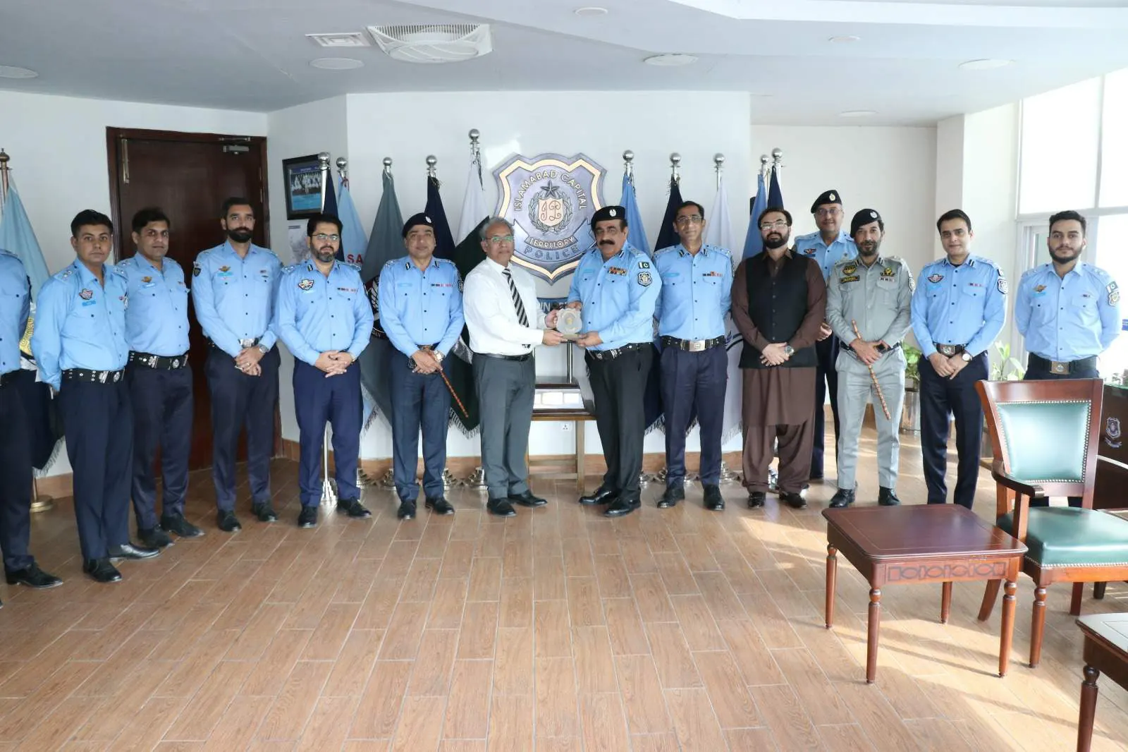 Police host farewell for outgoing SSP - Pakistan Observer