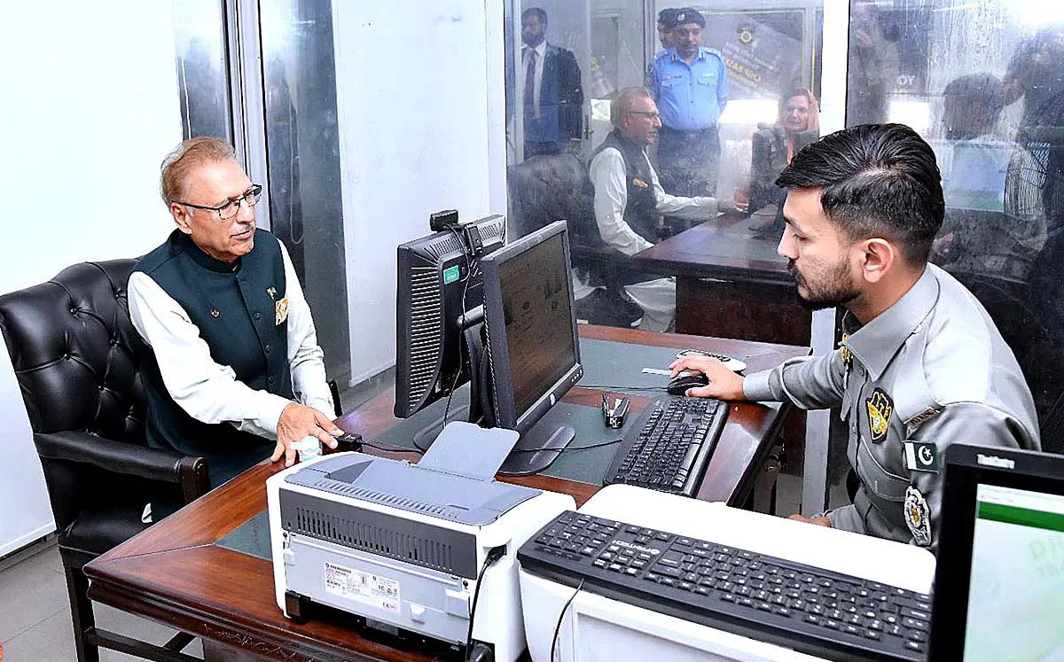 President, first lady visit ITP office for driving license - Pakistan ...