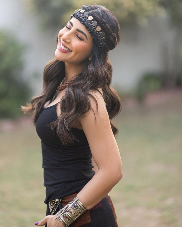 Ushna Shah turns up the heat with new bold pictures - Pakistan Observer