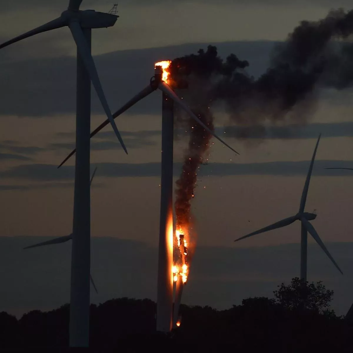 Wind turbine destroyed in massive fire in US - Pakistan Observer