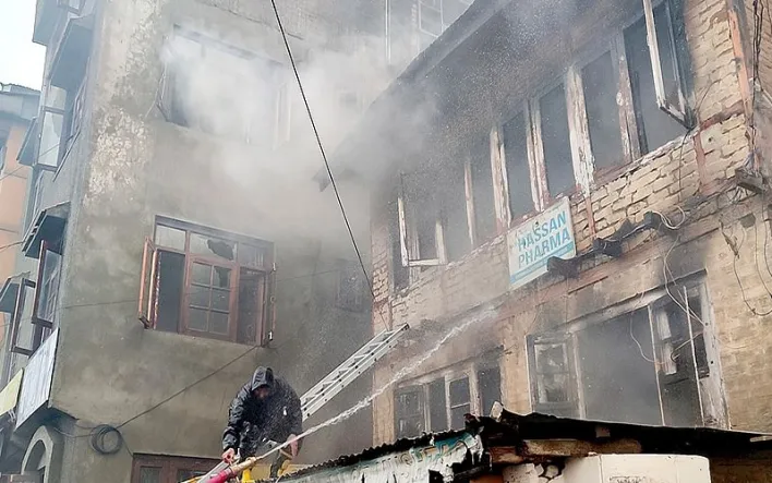 Commercial building damaged in Srinagar blaze - Pakistan Observer