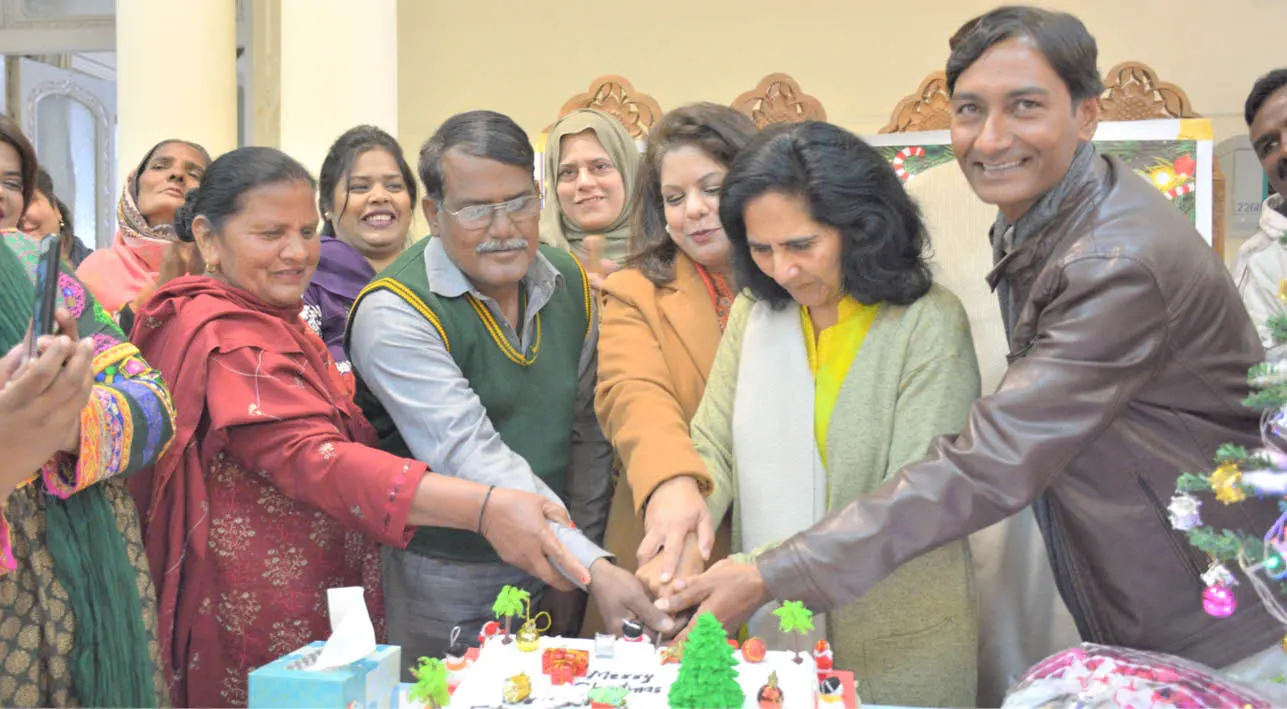 FJWU organizes Christmas cake cutting ceremony - Pakistan Observer