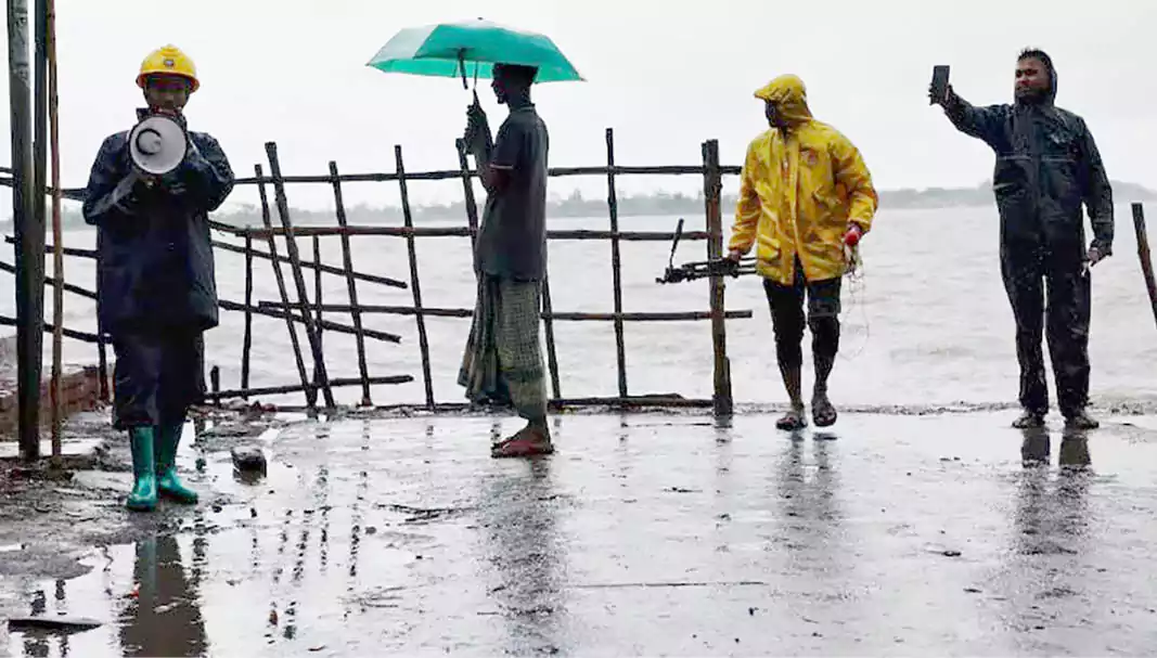 Thousands flee as cyclone barrels towards Bangladesh - Pakistan Observer