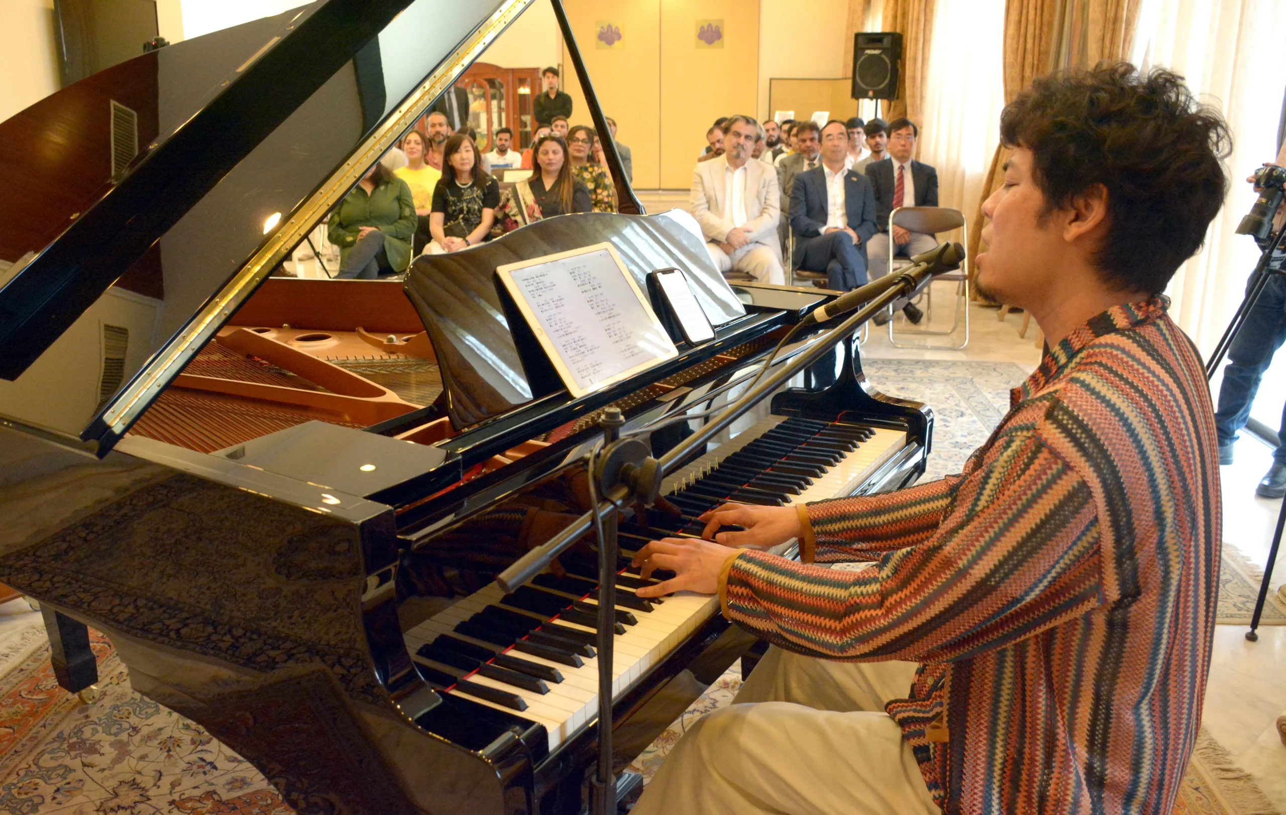 Japanese singer wins hearts by singing ‘Dil Dil Pakistan’ - Pakistan ...