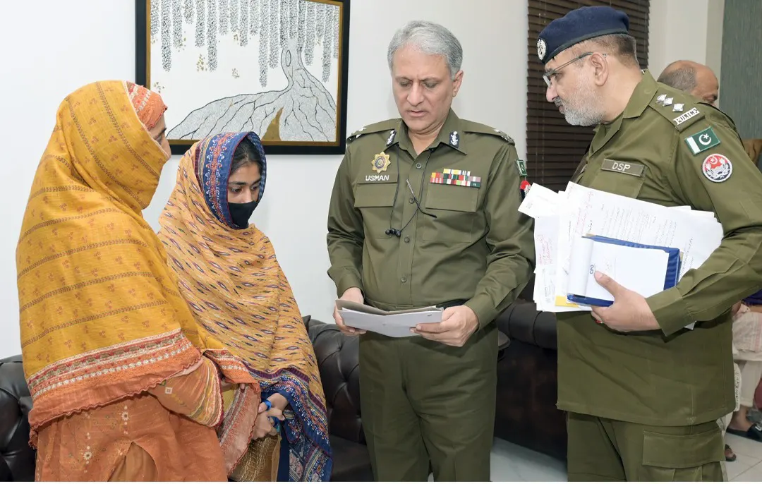 IG Punjab meets with police employees, families - Pakistan Observer