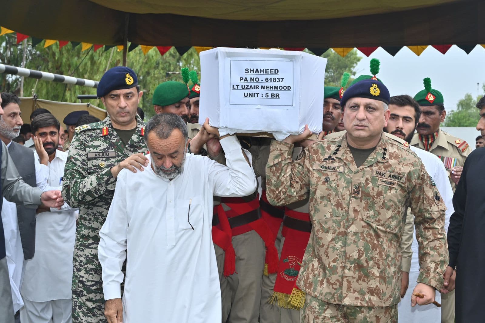 Shaheed Lieutenant Uzair Mehmood's funeral prayers offered - Pakistan ...