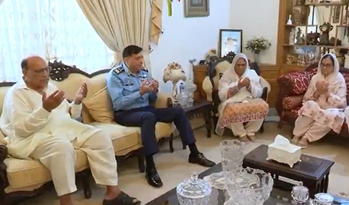 Air Chief Marshal Zaheer pays tribute to martyred Squadron Leader Usman Yousaf - Pakistan Observer