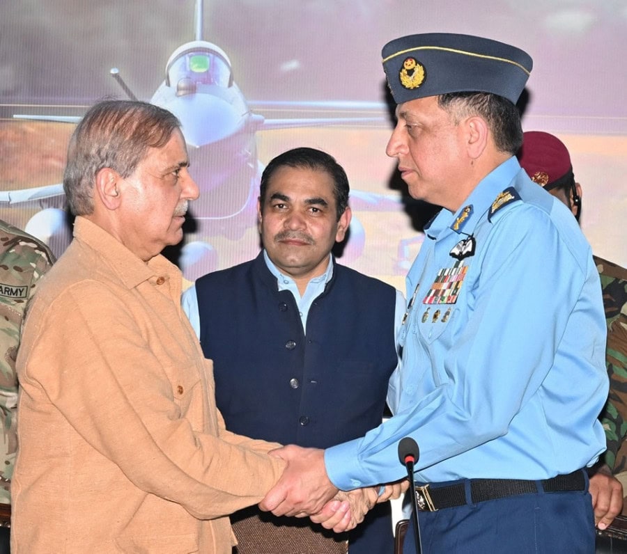 Pak PM all praise for fearless PAF pilots who made Indian Jets bite the ...