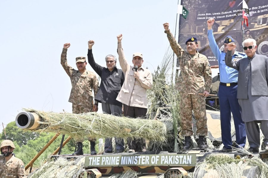 Pak PM, Army Chief Laud Troops for Crushing Offensive against India in ...