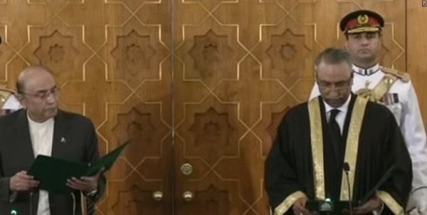 President Zardari administers oath to IHC CJ Sardar Muhammad Sarfraz ...