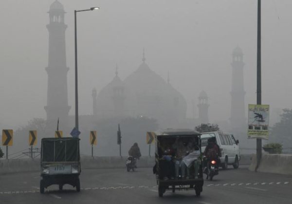 Smog engulfs Lahore as AQI touches hazardous levels - Pakistan Observer